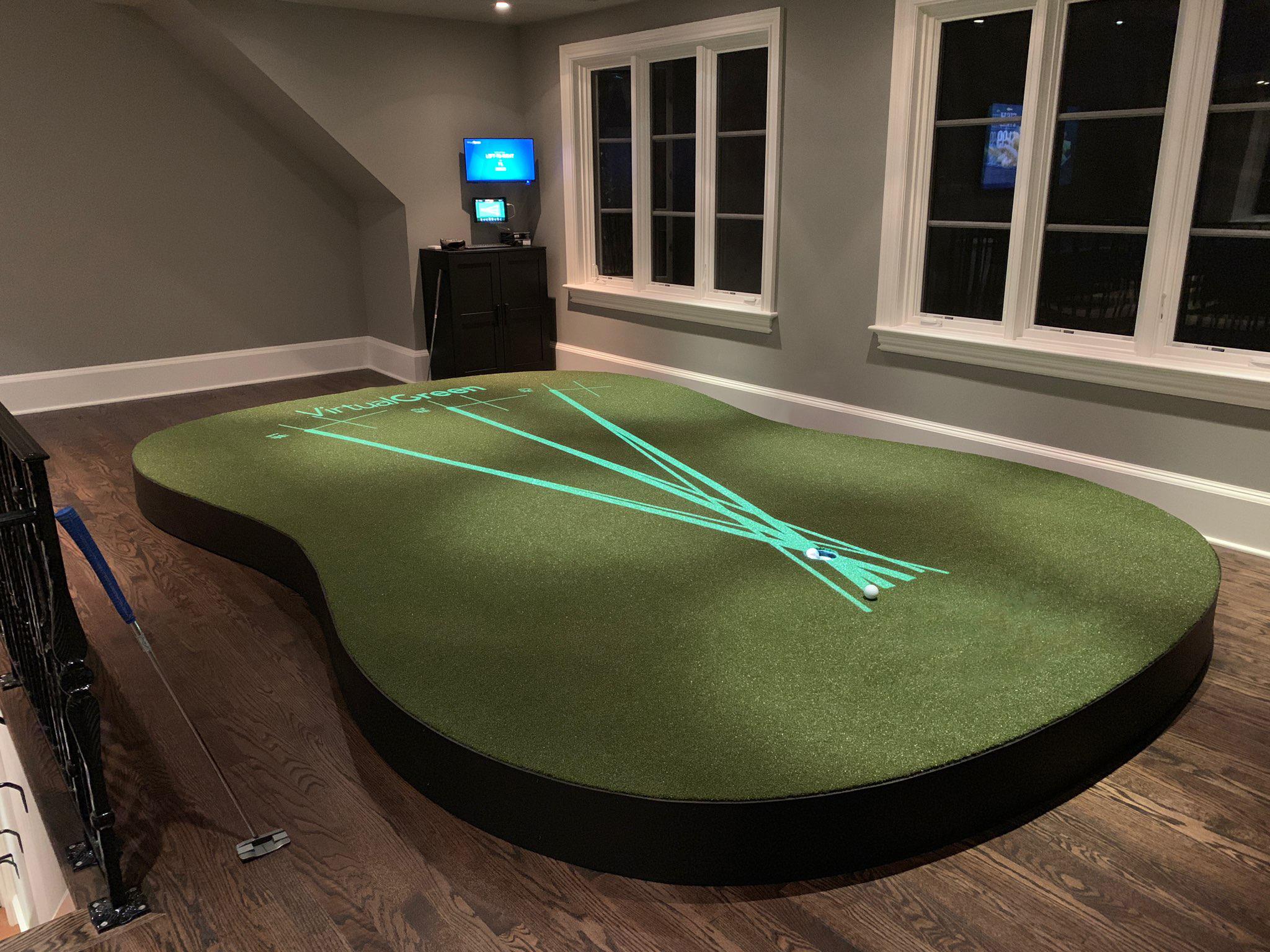 Indoor Putting Green With Adjustable Contours And Slope